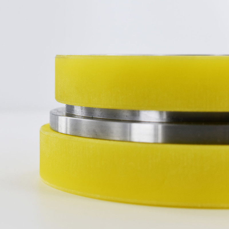 Polyurethane lining for metal cylinders